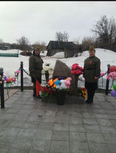 Обелиск памяти погибшим мильковчанам на фронтах Великой Отечественной войны 1941-1945 годов (Kamchatka Territory, Milkovskiy District, selo Sharomy, Sovetskaya ulitsa), anıt, heykel  Kamçatski krayından