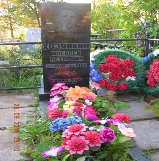 Ünlü kişilerin mezarları Рядовой Алексей Петрович Хозяйкин, Kirov, foto