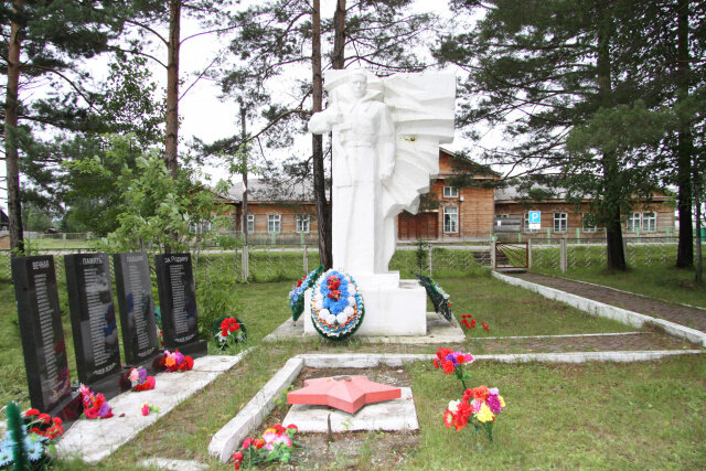 Anıt, heykel Героям Великой Отечественной войны в селе Нарга, Tomskaya oblastı, foto