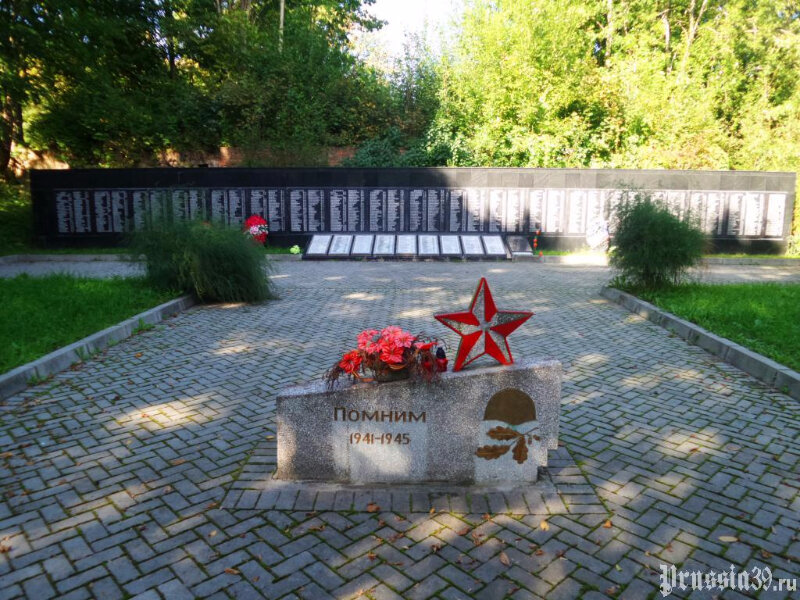 Anıt, heykel Братская могила советских воинов, погибших в январе 1945 года, Kaliningradskaya oblastı, foto