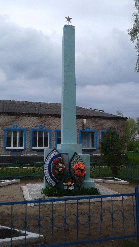 Anıt, heykel Памятник-стела погибшим учителям и ученикам в годы ВОВ, Smolenskaya oblastı, foto