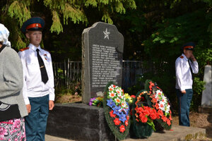 Братская могила (Vologda Region, Vytegorskiy rayon, selskoye poseleniye Oshtinskoye, derevnya Kondushskiy Pogost), anıt, heykel  Vologodskaya oblastından