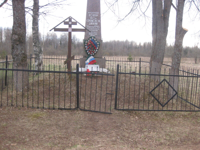 Anıt, heykel Обелиск в честь воинов 180-й стрелковой дивизии, Novgorodskaya oblastı, foto