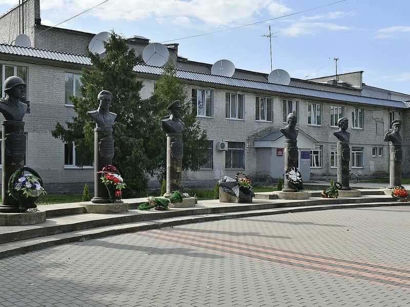 Anıt, heykel Аллея героев, Karaçev, foto