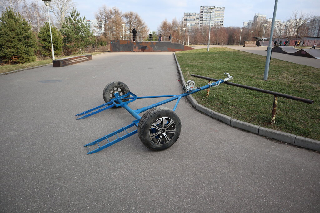 Otomobil yedek parçaları Podkat pricep, Moskova, foto