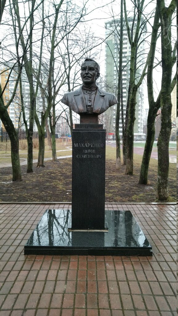 Anıt, heykel Антон Семёнович Макаренко, Moskova, foto