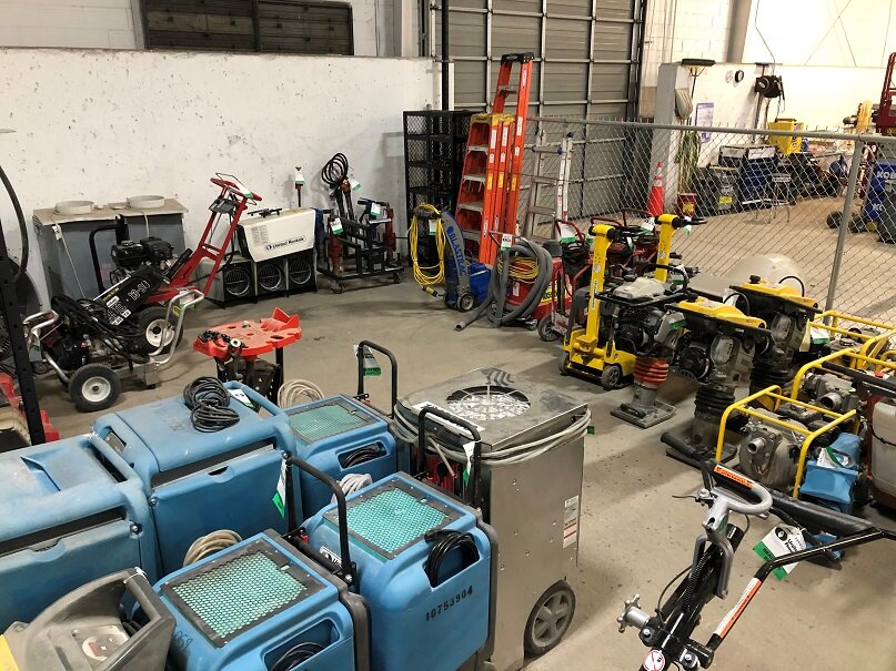 Sanayi ekipmanları firmaları United Rentals - Flooring and Facility Solutions, Massachusetts, foto