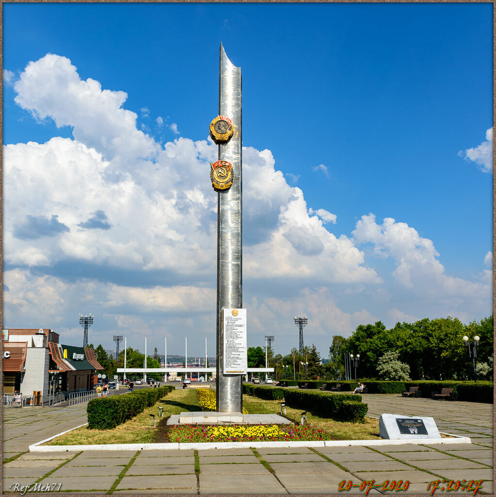 Anıt, heykel Стела славы Магнитки, Magnitogorsk, foto