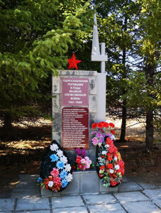Обелиск землякам, павшим в годы Великой Отечественной войны 1941-1945 гг. (Amur Region, Zeyskiy District, selo Gulik), anıt, heykel  Amursk Bölgesi'nden