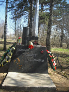 Обелиск погибшим воинам-землякам в д. Родьковка (Smolensk Region, Monastyrshchinskiy munitsipalny okrug, derevnya Rodkovka), anıt, heykel  Smolenskaya oblastından