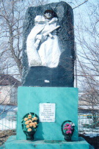 Погибшим воинам Великой Отечественной войны (Ulyanovsk Region, Radishchevskiy rayon, Dmitriyevskoye selskoye poseleniye, selo Solovchikha, Tenistaya ulitsa), anıt, heykel  Ulyanovskaya oblastından
