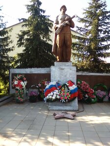 Воинам, погибшим в Великой Отечественной войне 1941-1945 гг. (Novosibirsk Region, Barabinskiy rayon, selo Taskayevo, Tsentralnaya ulitsa), anıt, heykel  Novosibirskaya oblastından