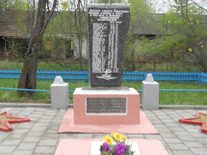 Братская могила № 7 52 советских воинов, павших в боях с фашистскими захватчиками, д. Приволье (Smolensk Region, Rudnyanskiy munitsipalny okrug, derevnya Privolye, Lugovaya ulitsa), anıt, heykel  Smolenskaya oblastından