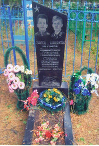 Братская могила летчиков Бондаренко и Кухаренко (Bryanskiy rayon, Netyinskoye selskoye poseleniye, posyolok Ivanovka), anıt, heykel  Brianskaya oblastından