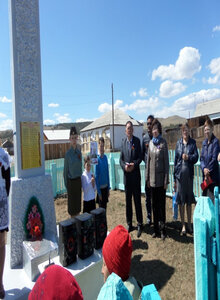 Воинам-землякам, погибшим на фронтах Великой Отечественной войны (Republic of Buryatia, Selenginskiy District, selskoye poseleniye Novoselenginskoye, posyolok Povorot), anıt, heykel  Buriatya'dan