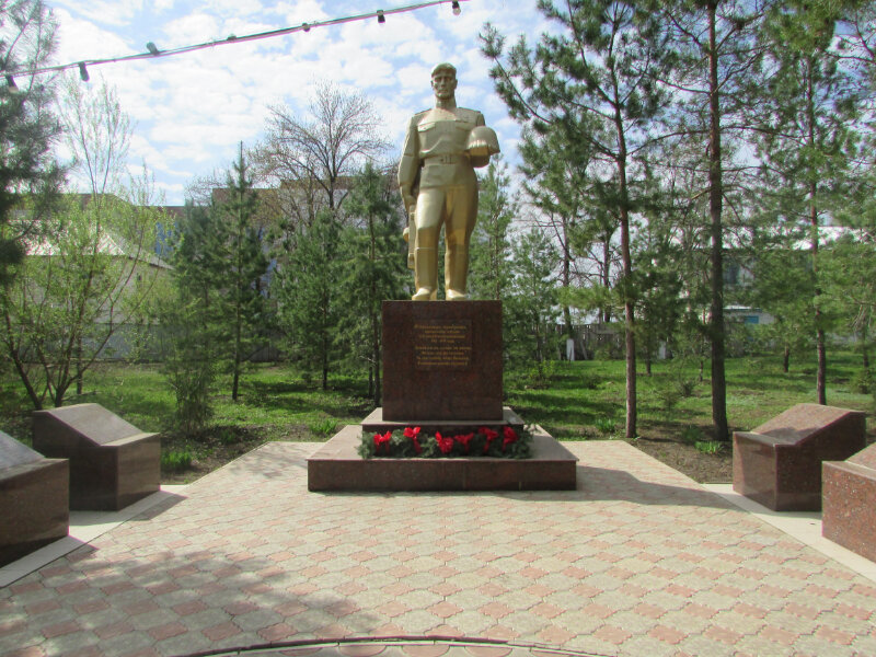 Anıt, heykel Воин-освободитель, Orenburgskaya oblastı, foto