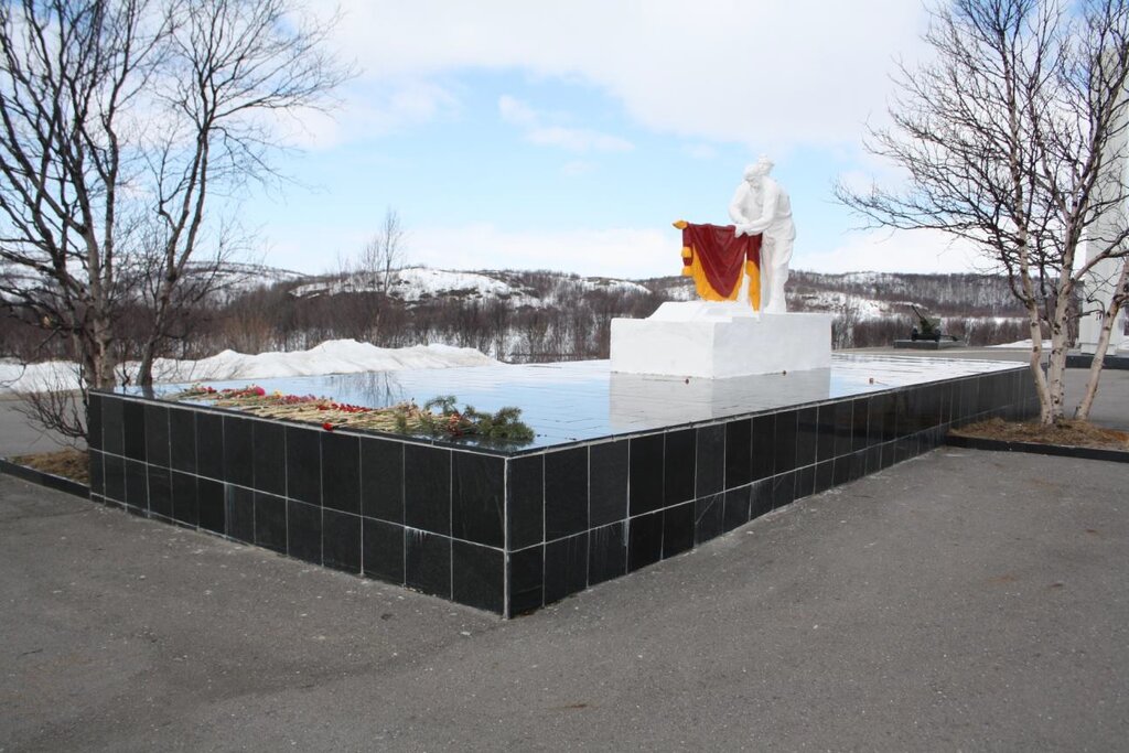 Anıt, heykel Боевое знамя, Murmanskaya oblastı, foto