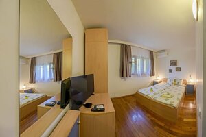 Hunters House (Dobrich Province, Shabla, selo Yezerets), otel  Dünya'dan