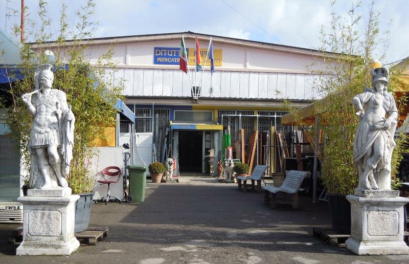 Pazarlar ve çarşılar Mercatino Dituttodipiu', Toskana, foto