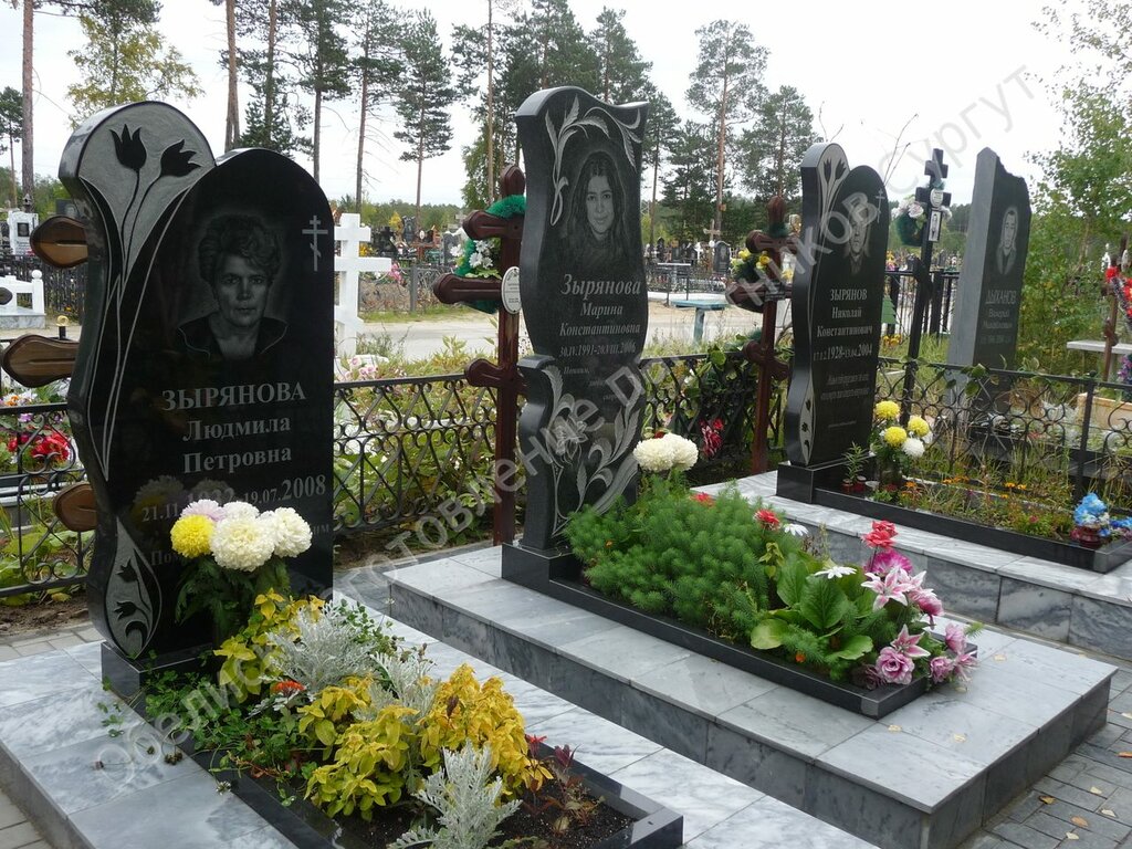 Heykel ve mezarlık taşı üreticileri Obelisk, Surgut, foto