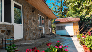 Hotel (Primorskaya ulitsa No:1A, selo Amzhikukhua), otel  Gudauta Bölgesi'nden