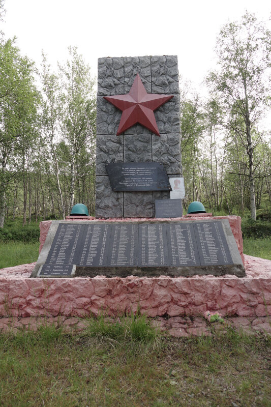 Anıt, heykel Воинам, умершим в 96-м полевом госпитале 14-й армии, Murmanskaya oblastı, foto