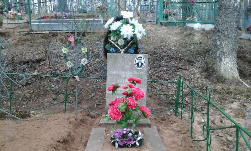 Anıt, heykel Могила снайпера Петрова, Novgorodskaya oblastı, foto