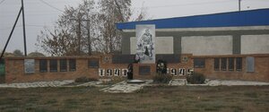 Монумент Славы защитникам Отечества, погибшим в годы Великой Отечественной войны 1941-1945 гг. (Tsentralnaya ulitsa No:25, selo Novopokrovka), anıt, heykel  Novosibirskaya oblastından