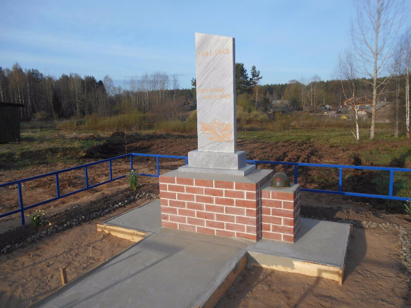 Anıt, heykel Погибшим воинам, Kirovskaya oblastı, foto