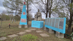 Воинам-землякам, погибшим в годы Великой Отечественной войны 1941-1945 гг. (Kirov Region, Darovskoy rayon, Piksurskoye selskoye poseleniye, derevnya Stolbovy), anıt, heykel  Kirovskaya oblastından