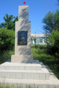 Могила летчика П.А. Панькова (Volgograd Region, Uryupinskiy rayon, Dobrinskoye selskoye poseleniye, khutor Zaburdyayevskiy), anıt, heykel  Volgogradskaya oblastından