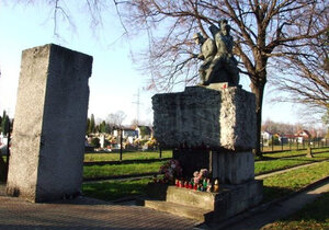 Воинское кладбище (Lesser Poland Voivodeship, Powiat Wadowicki, Wadowice), anıt, heykel  Wadowice'den