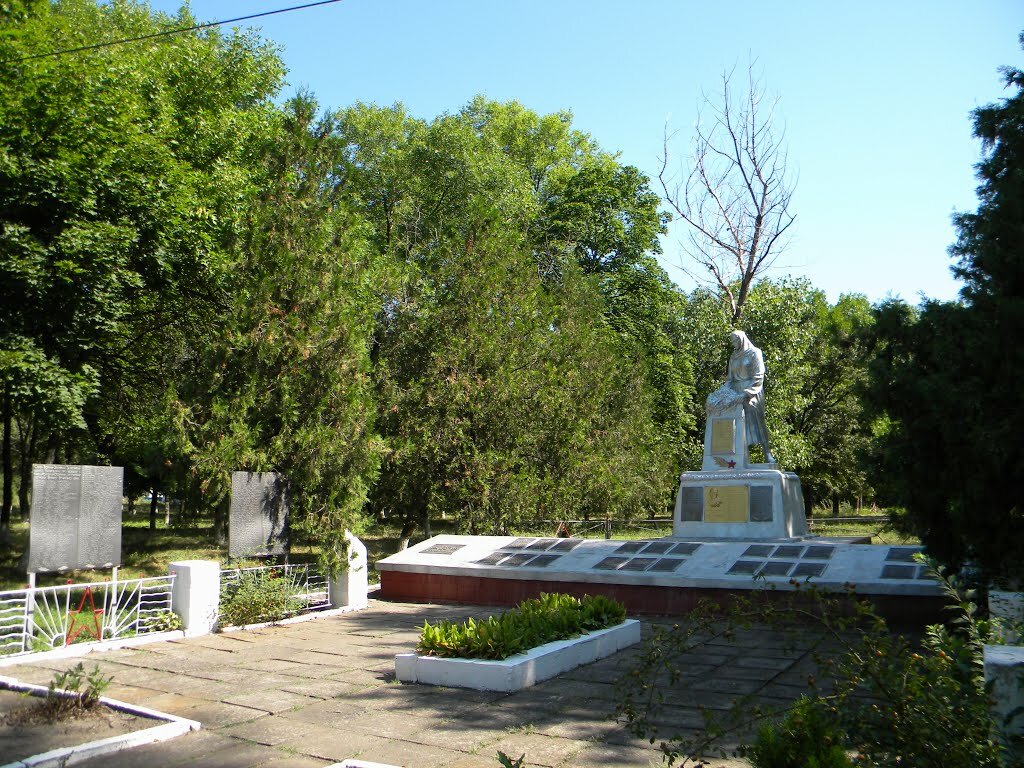 Anıt, heykel Братская могила, Dnepropetrovsk Bölgesi, foto