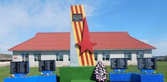 Anıt, heykel Братская могила, Minskaya oblastı, foto