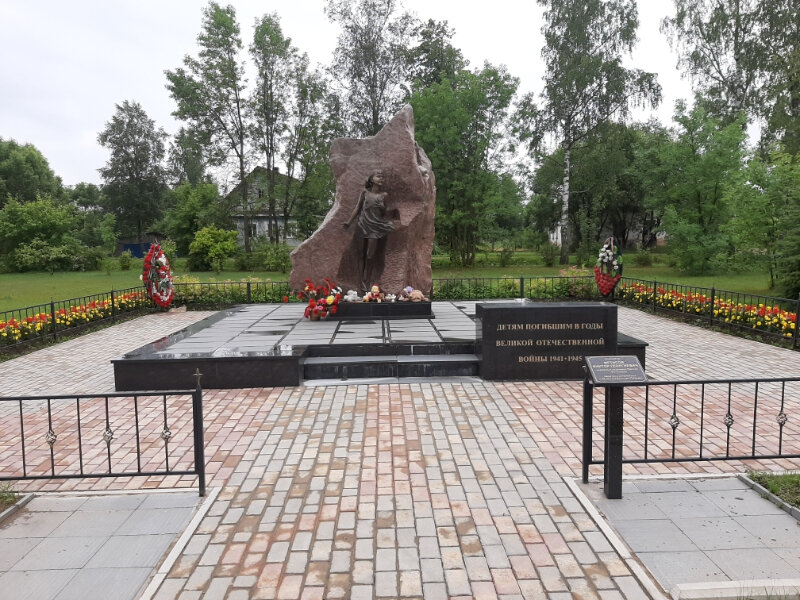 Anıt, heykel Детям, погибшим в годы Великой Отечественной войны, Novgorodskaya oblastı, foto