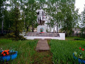 Павшим в боях Великой Отечественной войны (Saratov Region, Lysogorskiy rayon, Gremyachinskoye munitsipalnoye obrazovaniye, posyolok Gremyachiy), anıt, heykel  Saratovskaya oblastından