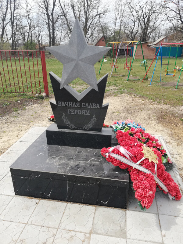 Anıt, heykel Воин с мечом, Rostovskaya oblastı, foto