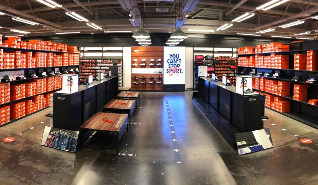 Spor giyim ve ayakkabı Nike Factory Store, Moskova, foto