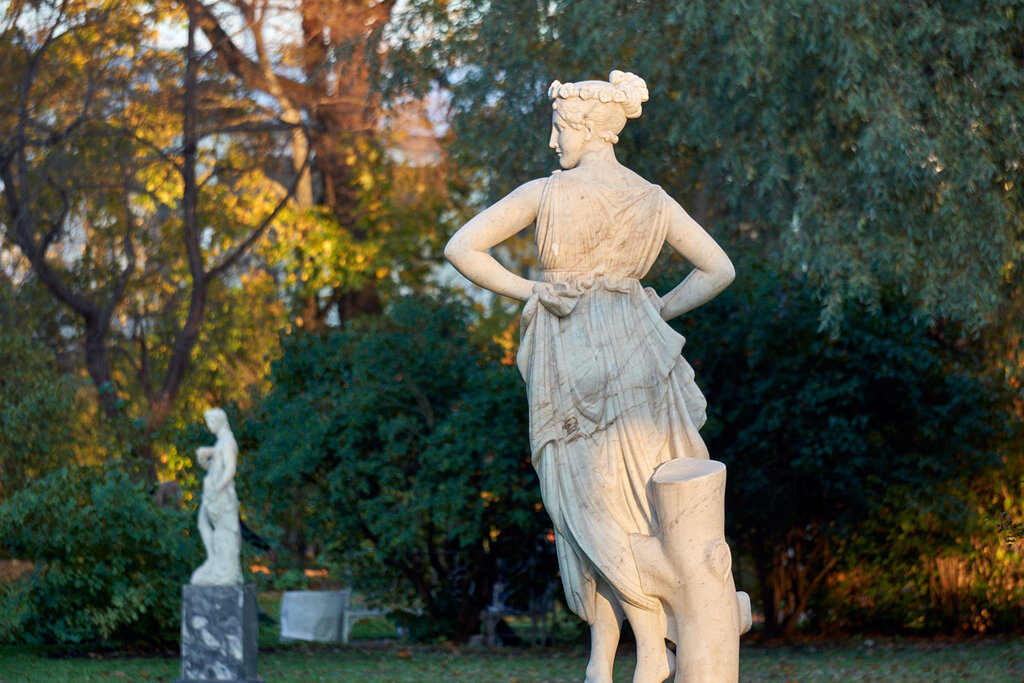Park, sokak heykeli Танцовщица, Puşkin, foto