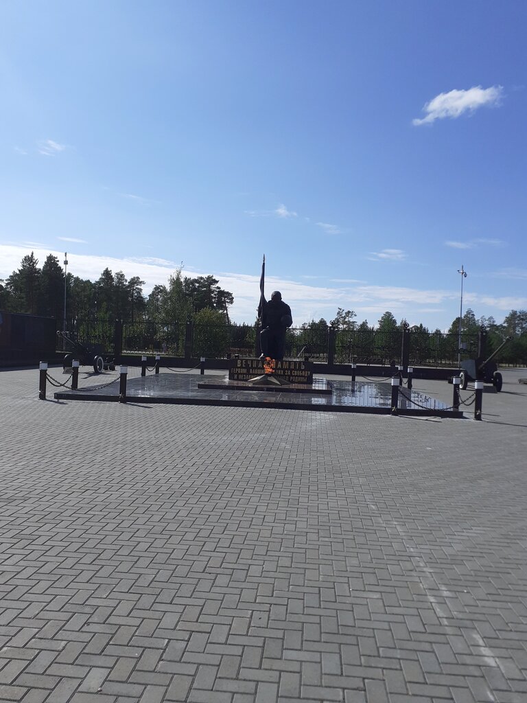 Anıt, heykel Вечный огонь, Kogalym, foto