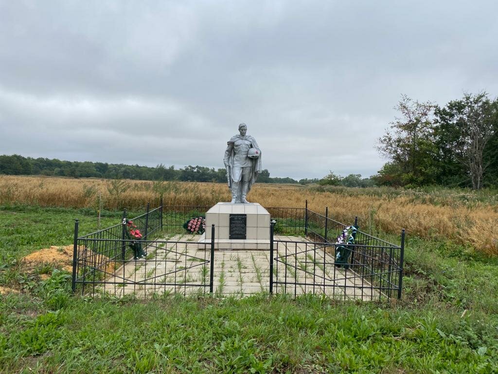 Anıt, heykel Братская могила советских воинов, Orlovskaya oblastı, foto