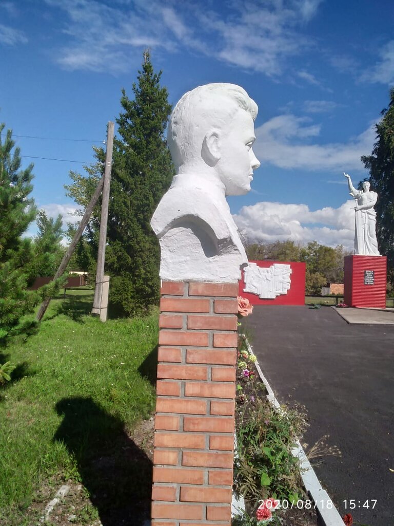 Anıt levhası, anıt taş Ермаку Павлу Ильичу, Omskaya oblastı, foto