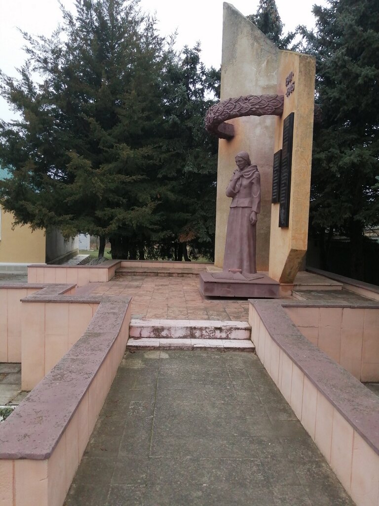 Anıt, heykel Мемориал Скорбящая мать, Stavropolski krayı, foto