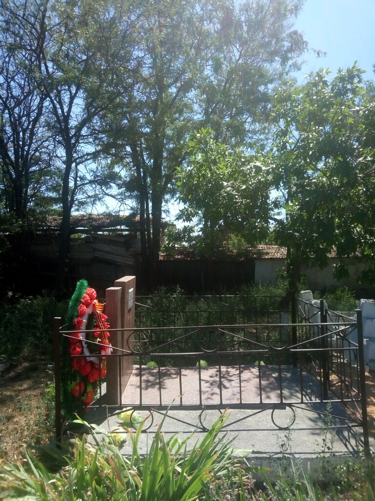 Ünlü kişilerin mezarları Летчик, старший лейтенант А.Ф. Вайнер, Kırım Cumhuriyeti, foto