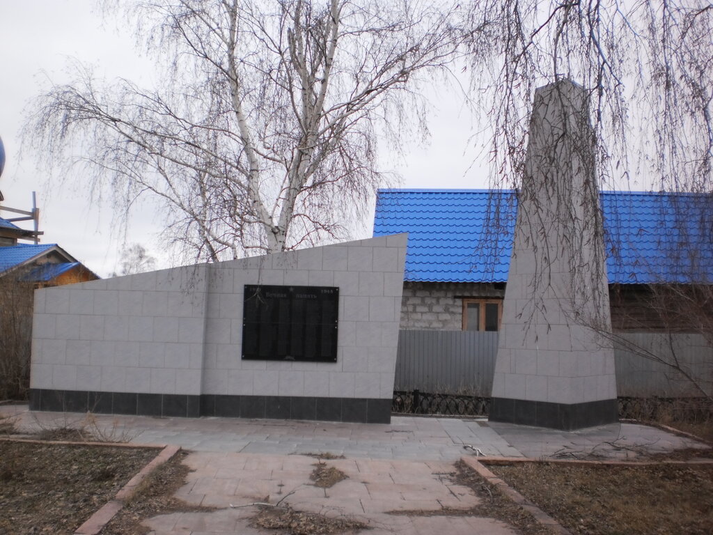 Anıt, heykel Стена памяти жителям села, погибшим в Великую Отечественную войну, Samarskaya oblastı, foto