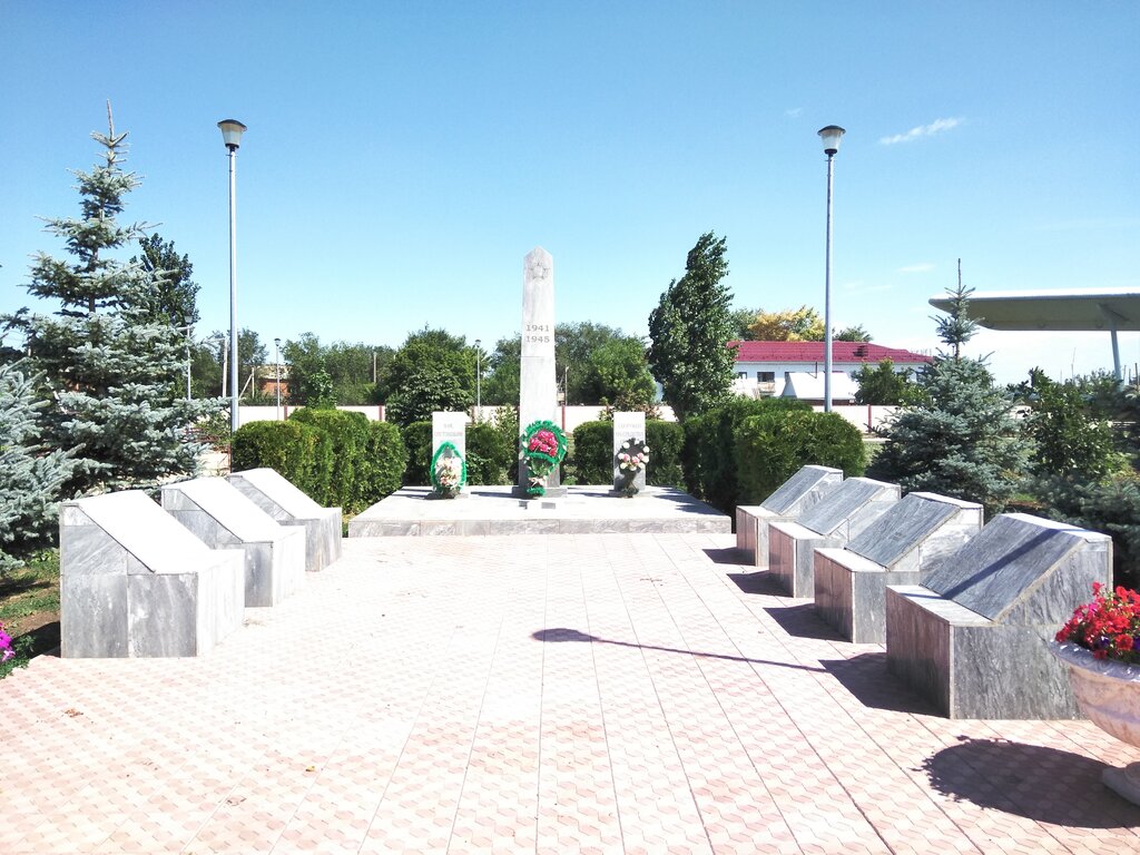 Anıt, heykel Мемориал Победы воинам ВОВ 1941-1945 гг., Orenburgskaya oblastı, foto