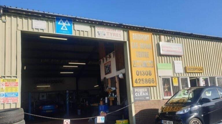 Otomobil ekspertizi Bridport Car Repair Centre, İngiltere, foto
