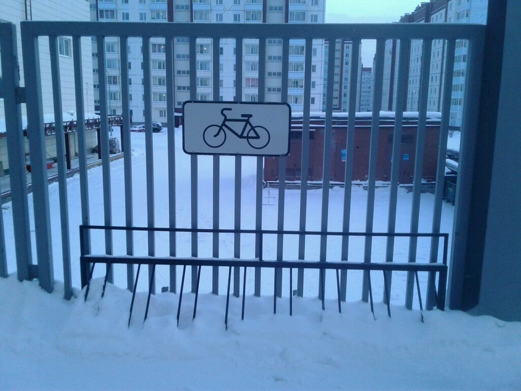 Bisiklet park yerleri Велопарковка Мегамарт, Nijni Tagil, foto