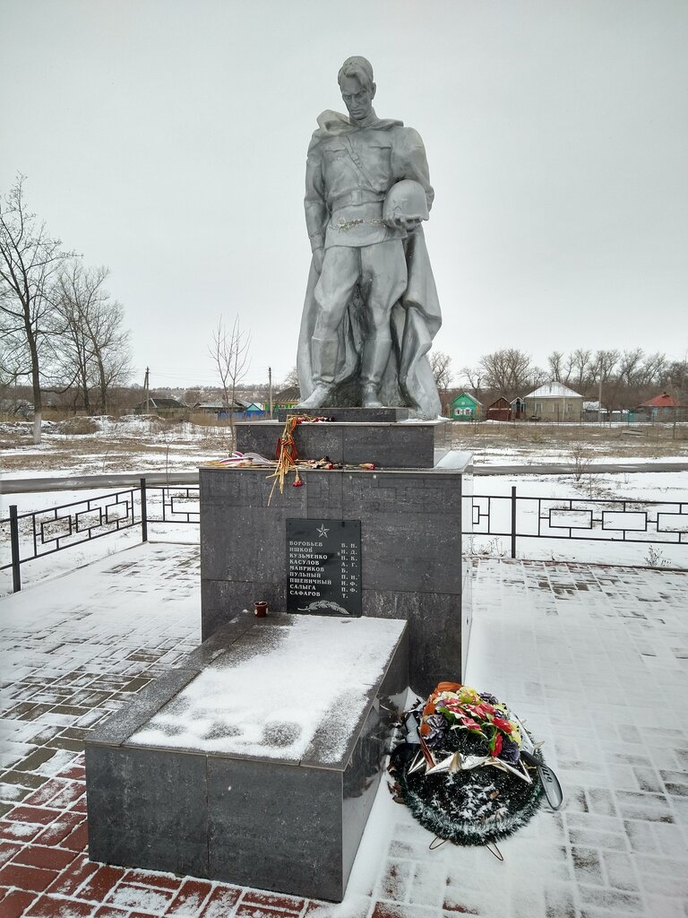 Anıt, heykel Скорбящий воин, Voronejskaya oblastı, foto