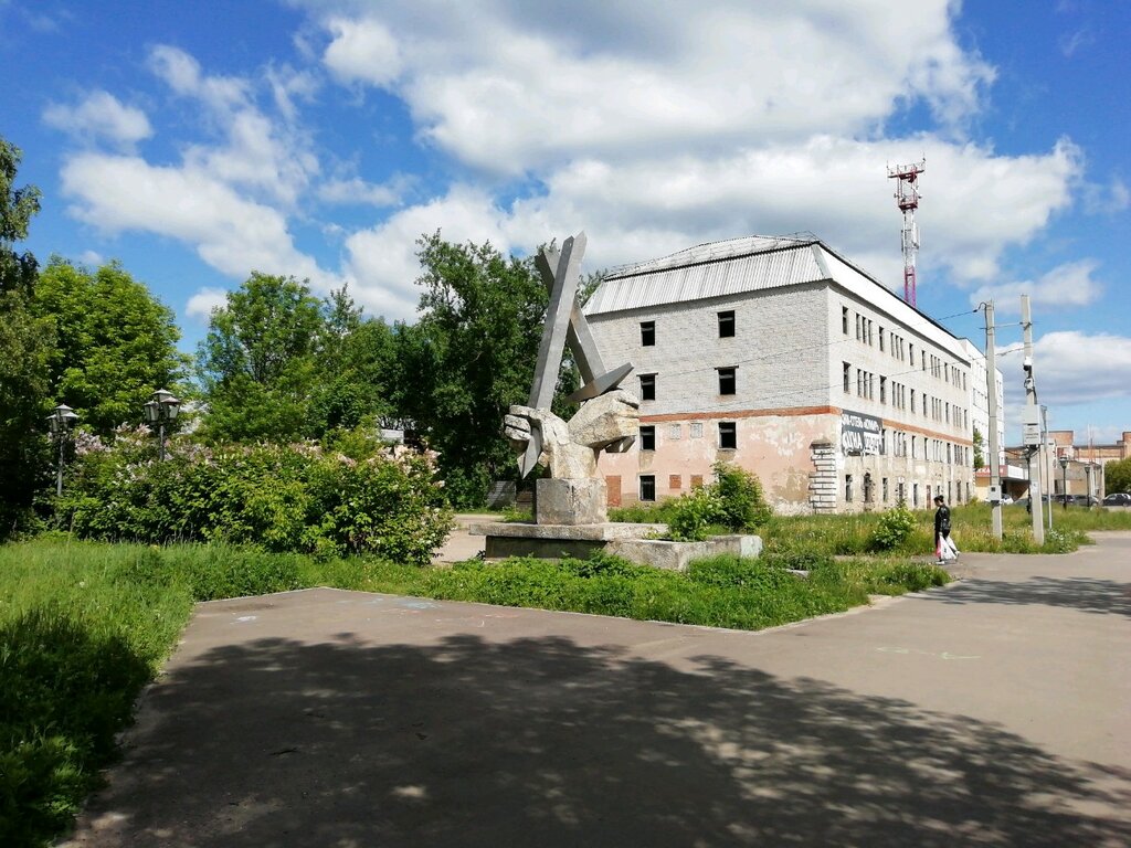 Park, sokak heykeli Два скрещенных меча, İvanovo, foto
